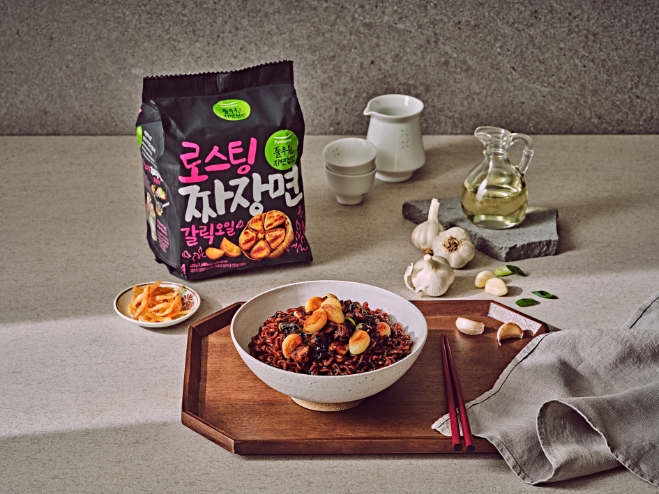 풀무원, 진한 짜장소스에 향긋하고 알싸한 마늘 풍미 더한 ‘로스팅 짜장면 갈릭오일’ 출시